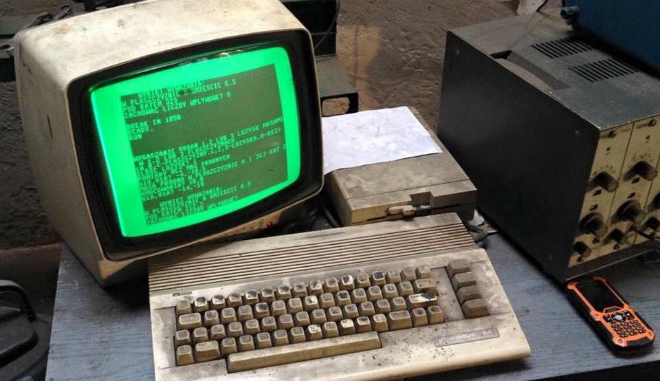 Hallan en taller mecánico una computadora que lleva 25 años funcionando