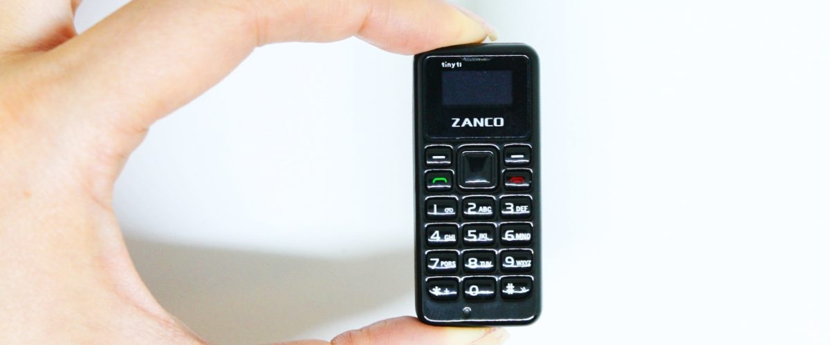 VIDEO: Así luce el teléfono móvil más pequeño del mundo