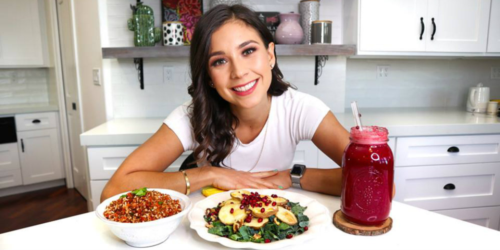 Rawvana pierde miles de seguidores tras ser captada comiendo pescado