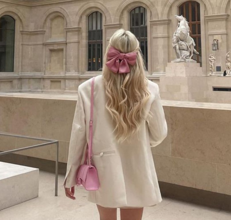 Outfits inspirados en el estilo 'coquette' para ir a la oficina